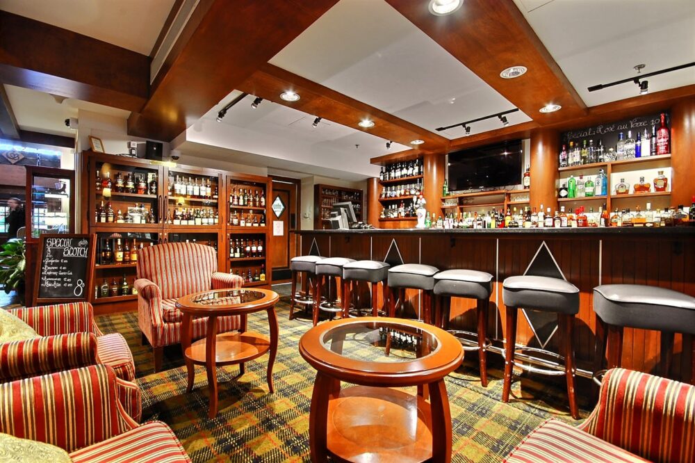 Chateau Beauvallon Scotch Bar - Suite Spot Accommodation Tremblant
